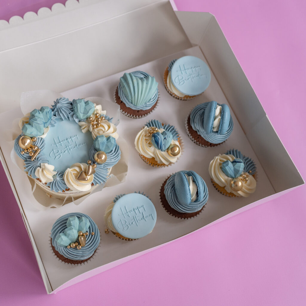 Bento cake box met 8 cupcakes – Zoet! Hoorn